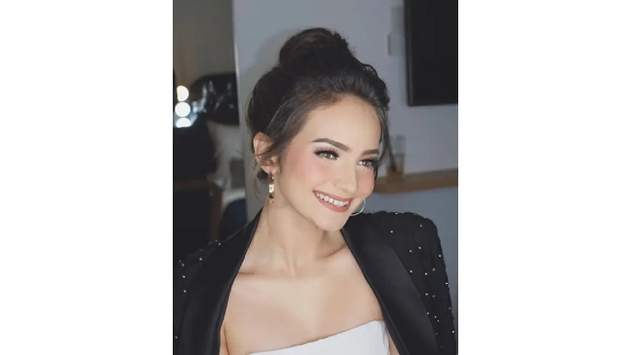 Biasa Natural, 6 Potret Enzy Storia dengan Makeup Tebal Ini Bikin ...