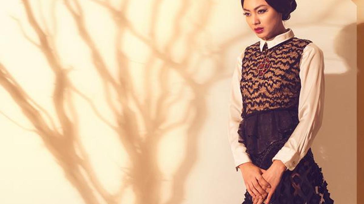 6 Gaya Gothic nan Glamor Untuk Pesta Natal ala Putri Indonesia