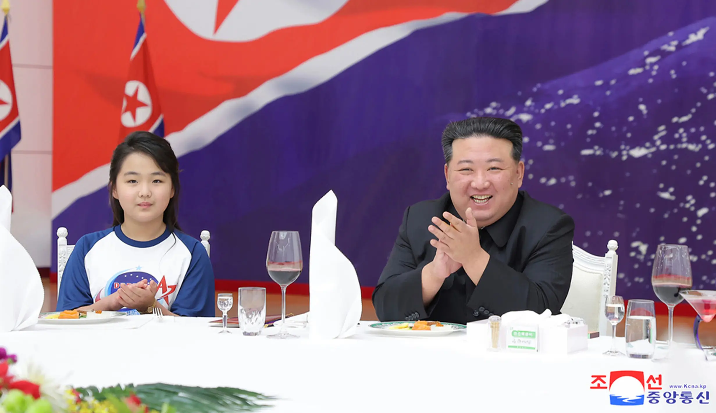 Korea Utara Rayakan Peluncuran Satelit Mata-Mata ke Luar Angkasa - Foto ...