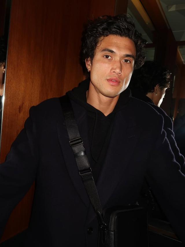 5 Potret Charles Melton, Aktor Berdarah Korea-AS yang Jadi Model Video ...