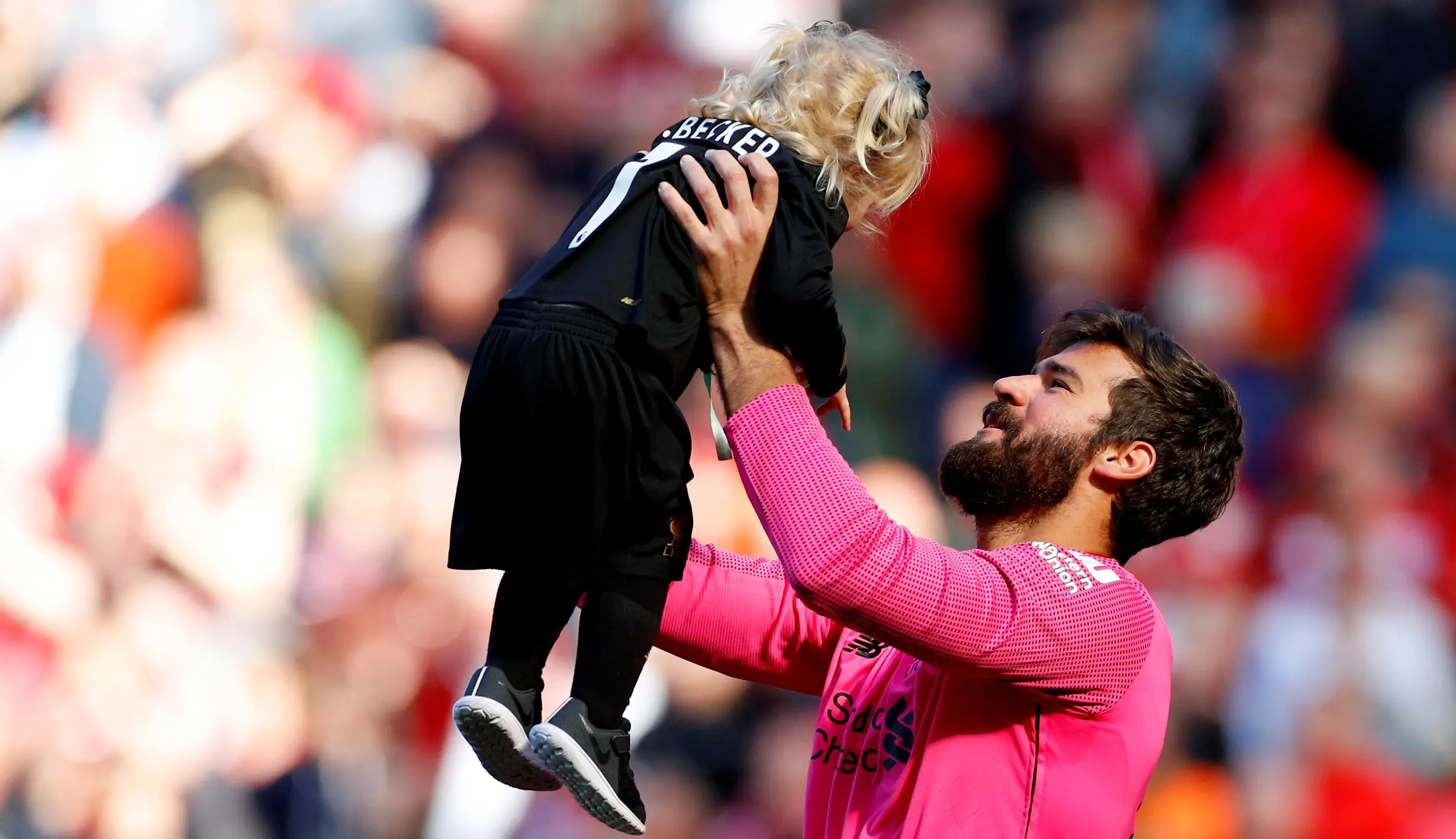 FOTO: Ekspresi Kiper Liverpool Alisson Becker Raih Golden Glove - Foto ...