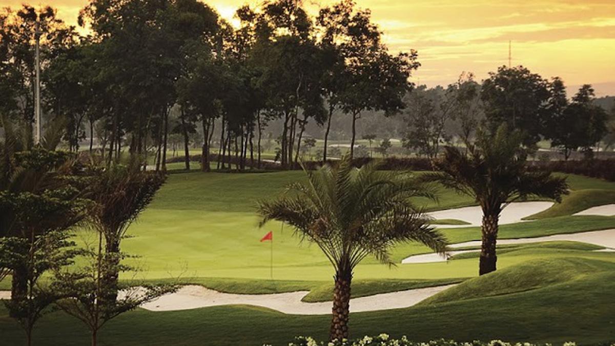 Main Golf Sambil Menikmati Indahnya Indonesia