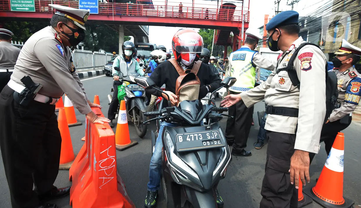 FOTO: Hari Pertama Penambahan Penyekatan di Mampang - Foto Liputan6.com