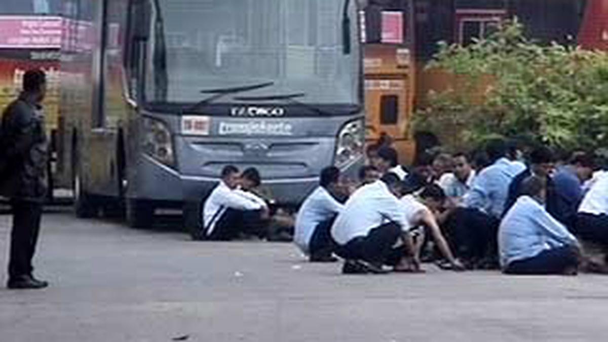 Sopir Busway Mogok Kerja, Penumpang Telantar - News Liputan6.com