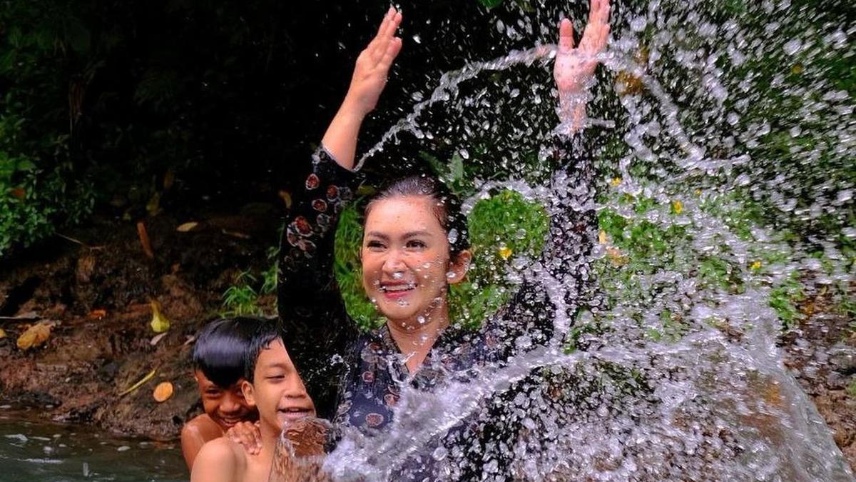 Potret Nafa Urbach Mandi di Sungai, Lihat Kali Suka Lupa Umur - Photo Fimela.com
