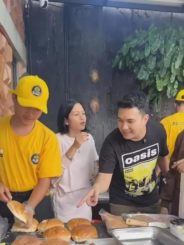 7 Potret Dapur di Warung Burger Aldi Taher yang Viral, Curi Perhatian