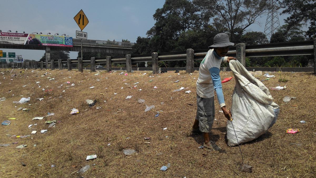 Sampah di Tol Jagorawi Membawa Berkah buat Pemulung