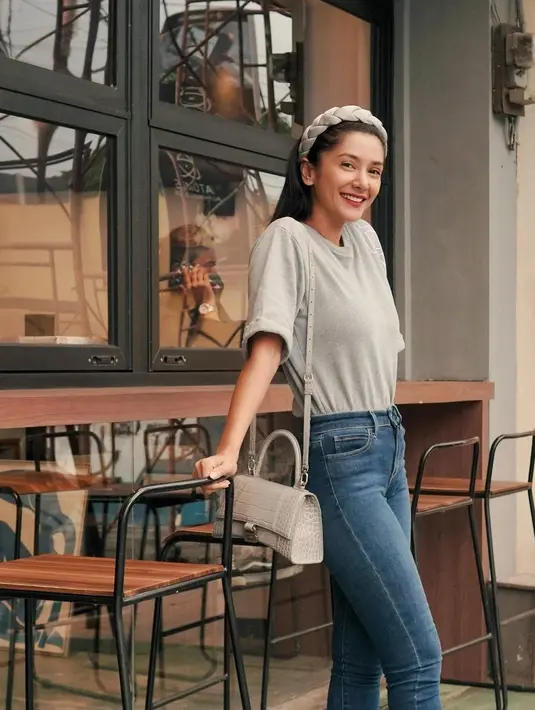 Biasa Tampil Sporty, Ini Gaya Kasual Fanny Ghassani - Foto Liputan6.com