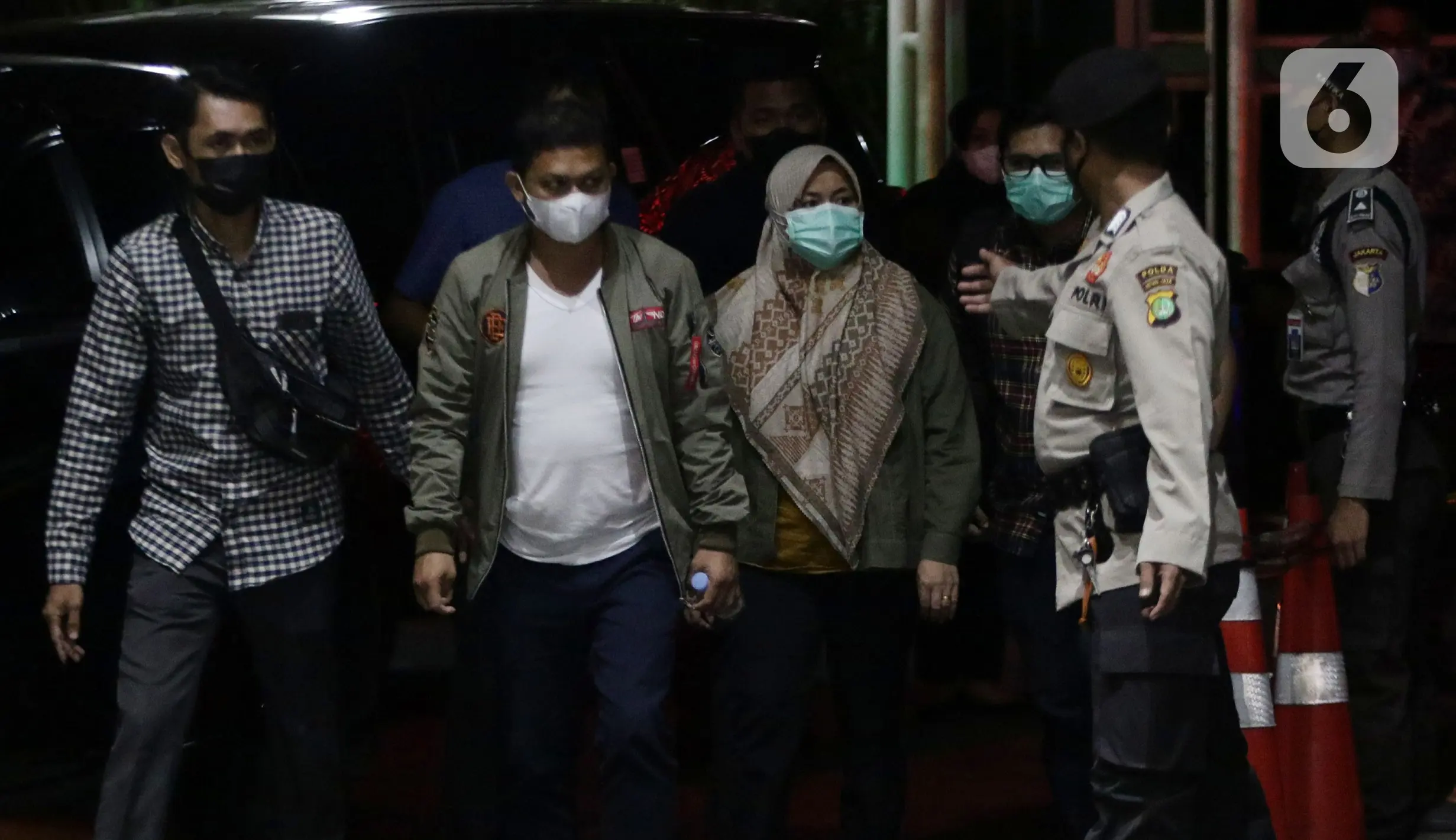 FOTO: Terjaring OTT, Bupati Kolaka Timur Andi Merya Nur Tiba di Gedung ...