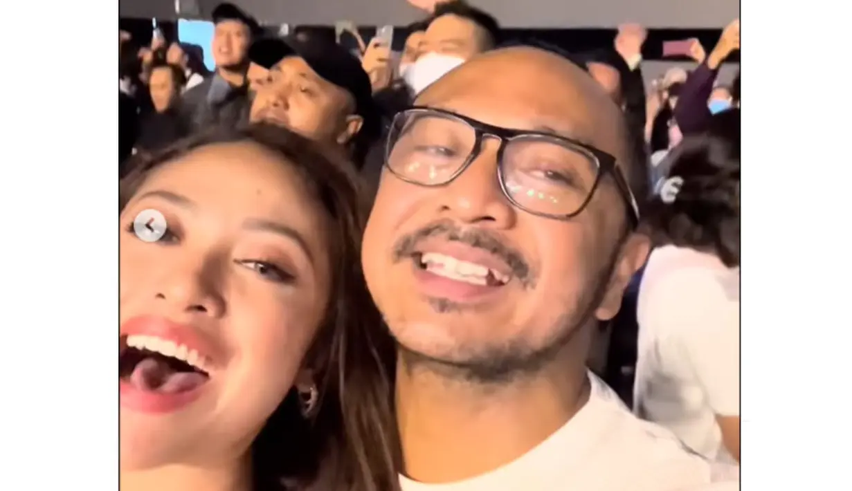 Keseruan Giring Ganesha dan Cynthia Riza Nonton Konser 25 Tahun Padi ...