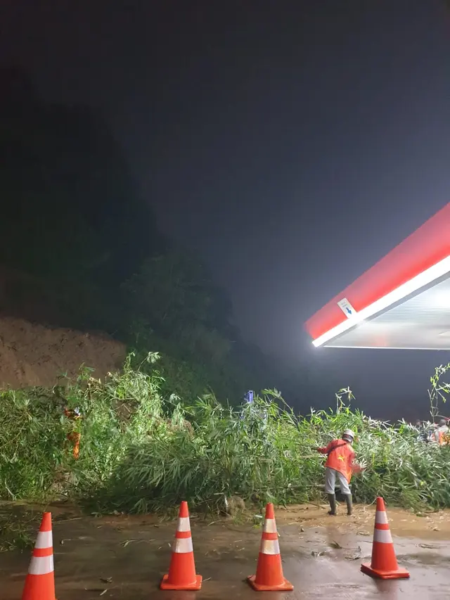 Rest Area 429 Ungaran Longsor, Imbas Hujan Lebat - Bisnis Liputan6.com