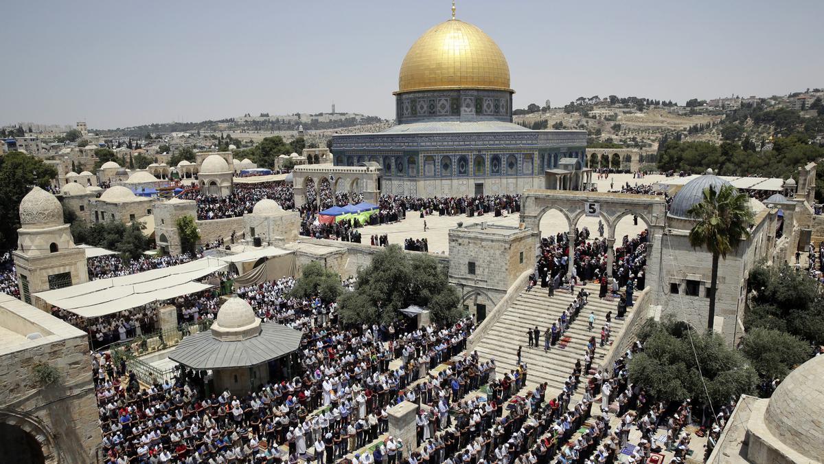 FOTO: Semarak Ramadan, Muslim Palestina Salat dan Berdoa di Masjid Al ...