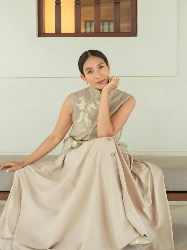 5 Potret Happy Salma Tampil Cantik dan Menawan dengan Kebaya Modern ...