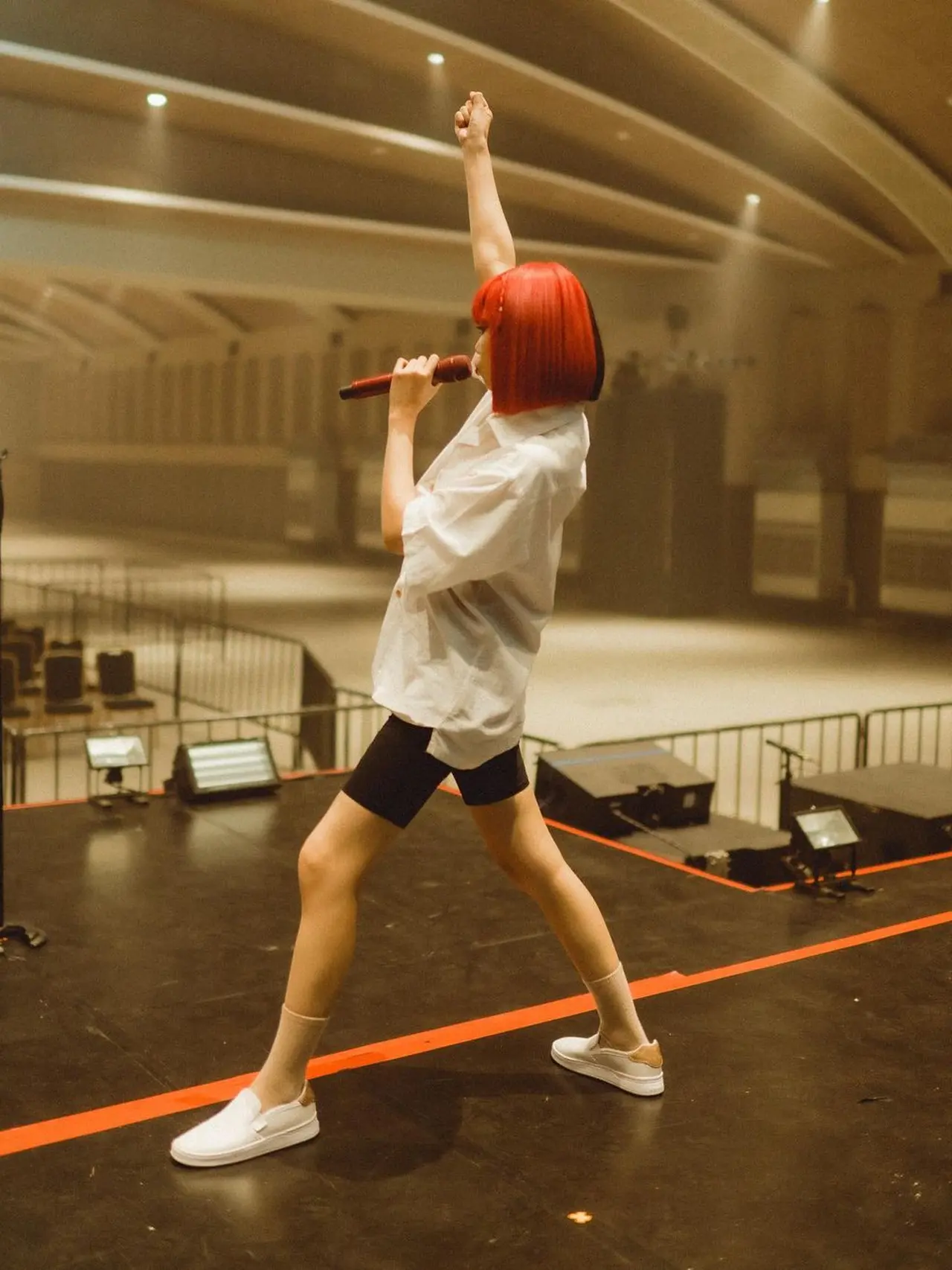 Gaya Keren Isyana Sarasvati dengan Rambut Setengah Merah Layaknya ...