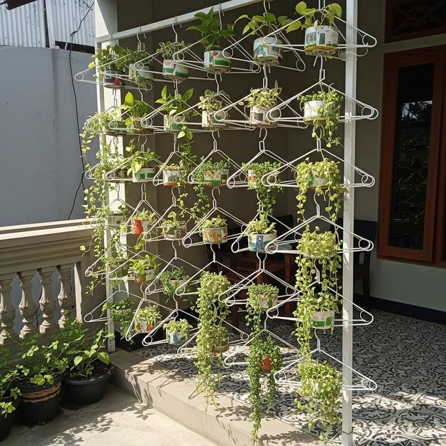 7 Kebun Mini Gantung dari Hanger Bekas, Cocok untuk Teras Rumah Kecil