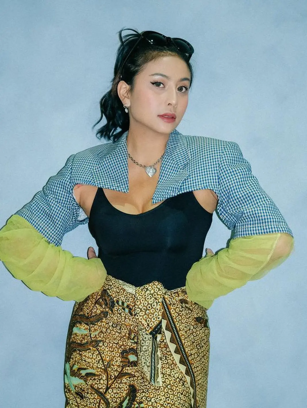 6 OOTD Awkarin Kenakan Kain Batik Sebagai Rok, Tampil Modern Cocok ...