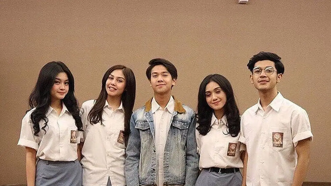 5 Style Zaman Old Pakai Seragam Putih Abu-abu Ala Dilan dan Milea Yang ...