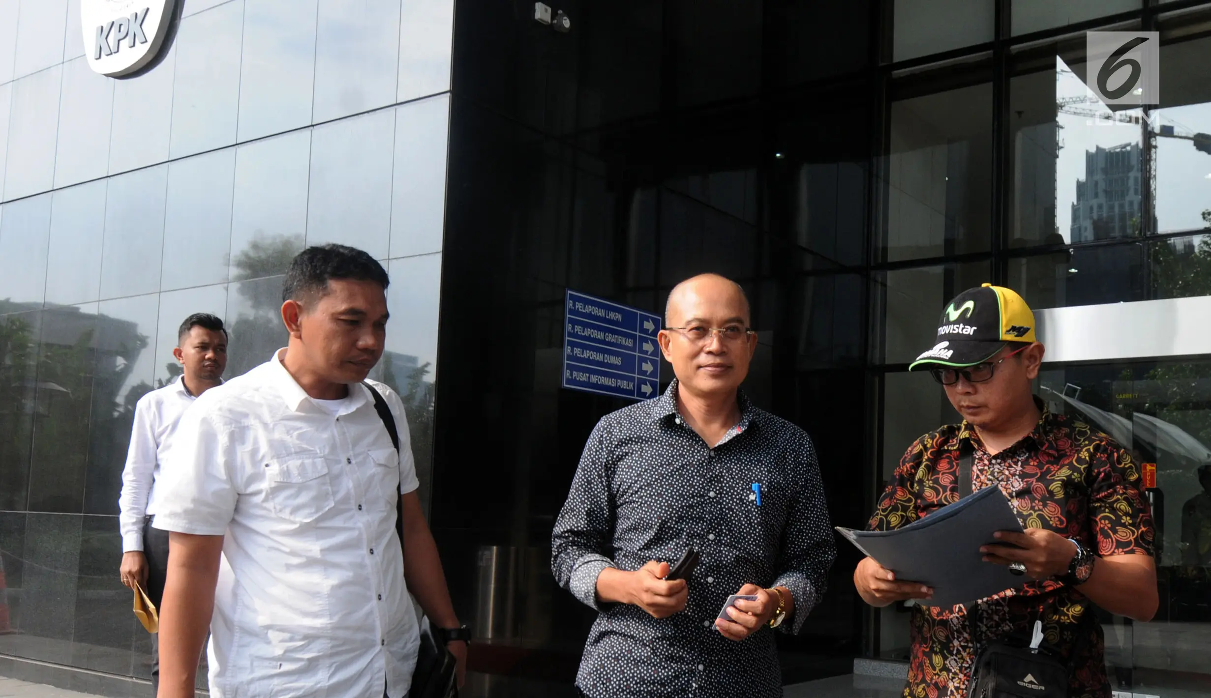 FOTO: Ekspresi Wakil Bupati Bengkulu Selatan Usai Diperiksa KPK - Foto Liputan6.com