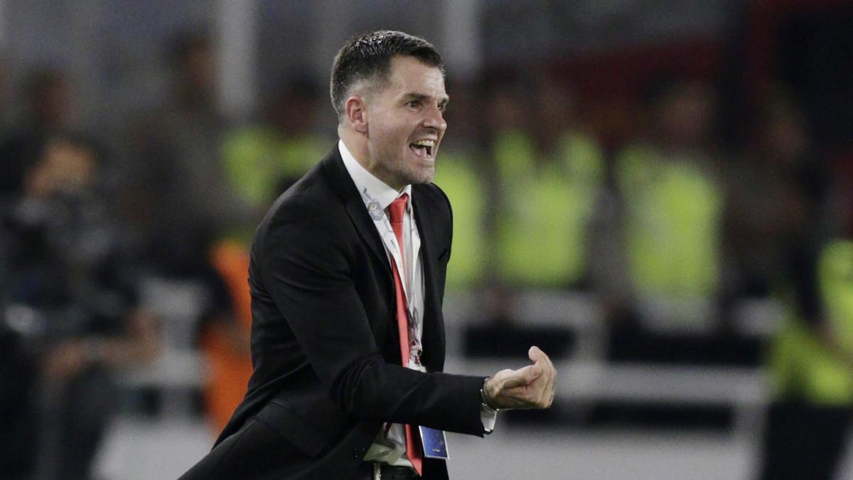 5 Gaya Unik Pelatih Sepak Bola di Indonesia, Ada yang Sering Pakai Jas