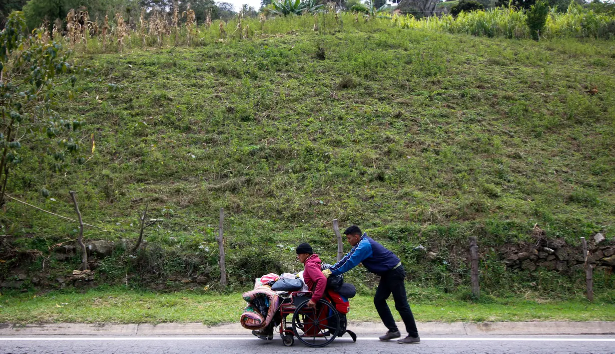 FOTO: Kisah Migran Venezuela Dorong Kursi Roda Sejauh 600 Km Demi ...