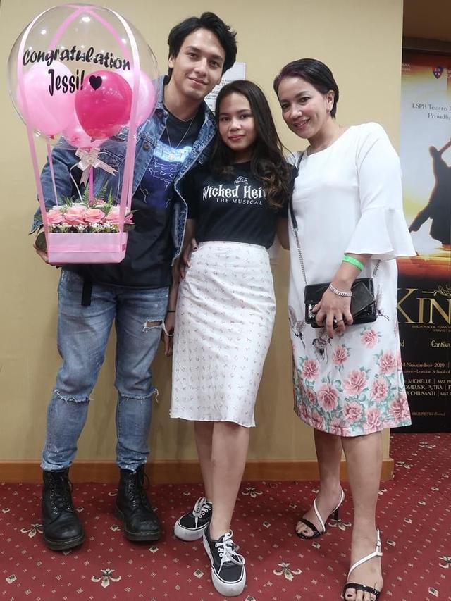 Jarang Tersorot, Ini 6 Potret Junita Eka Putri Ibunda Jefri Nichol yang Gaul Abis - Hot Liputan6.com