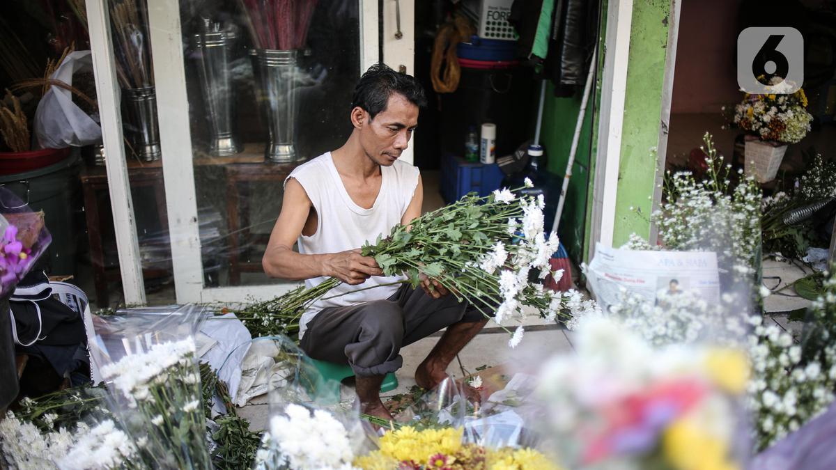 FOTO: Penjualan Bunga Potong Jelang Lebaran Menurun