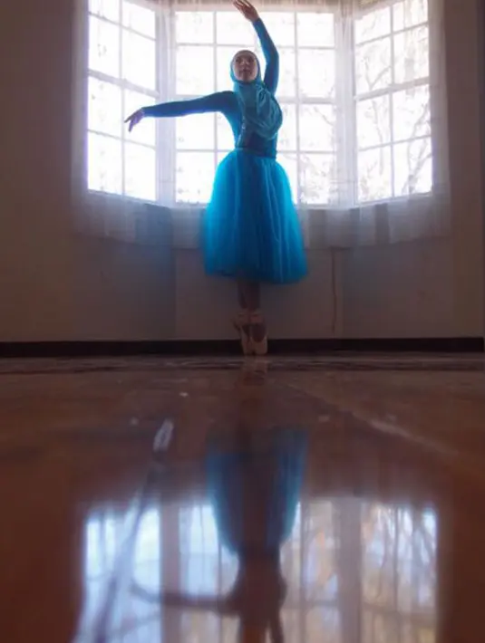 Cerita Perjuangan Stephanie Kurlow, Penari Balet Berhijab Pertama di ...