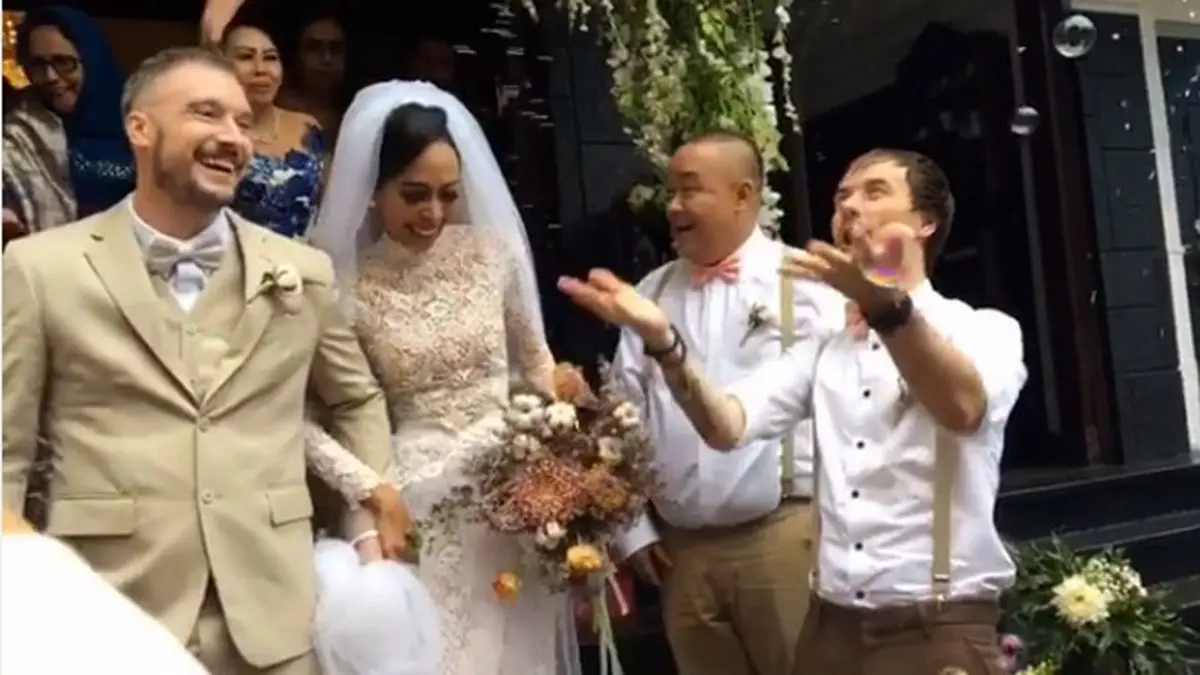 Jono Armstrong dari Asisten Hingga Jadi Istri - Photo Fimela.com