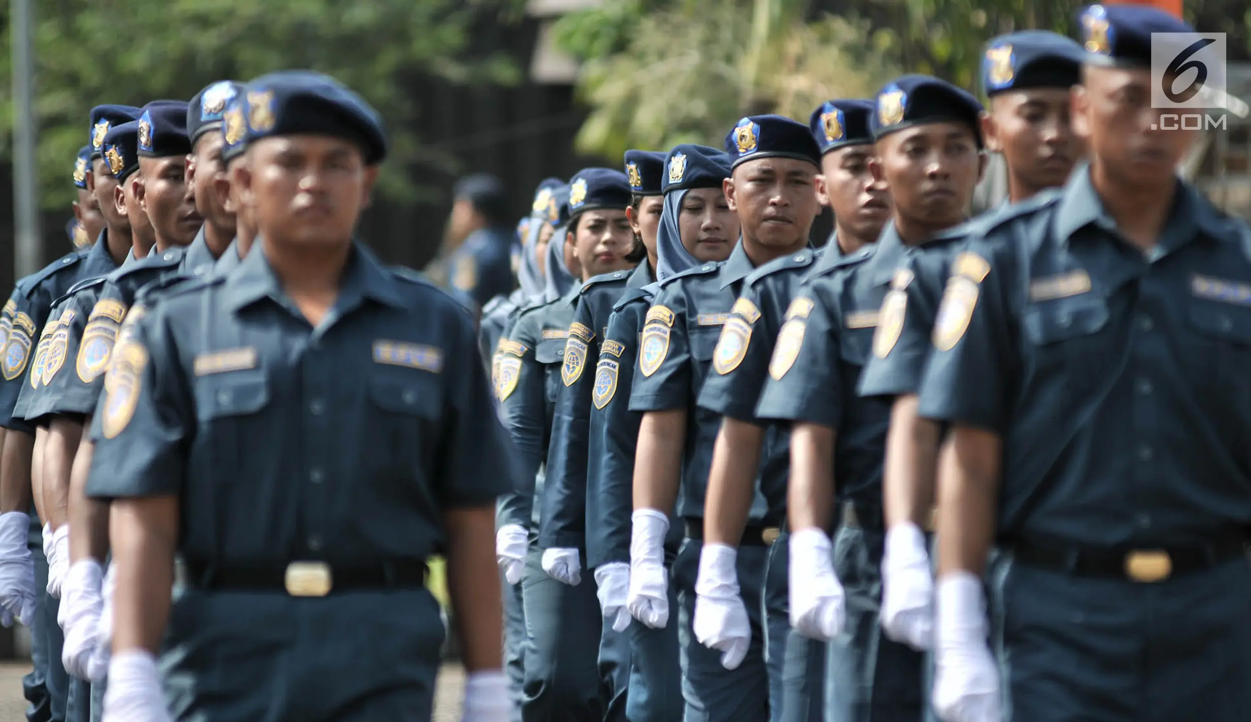 FOTO: Aksi Pasukan KPLP Tangani Pembajakan dan Kebakaran Kapal - Foto ...