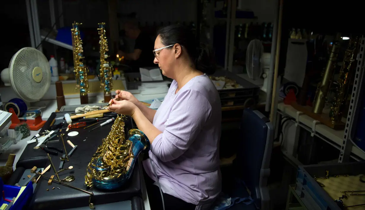 FOTO: Melihat Lebih Dekat Aktivitas Pekerja Pabrik Saksofon di Prancis ...