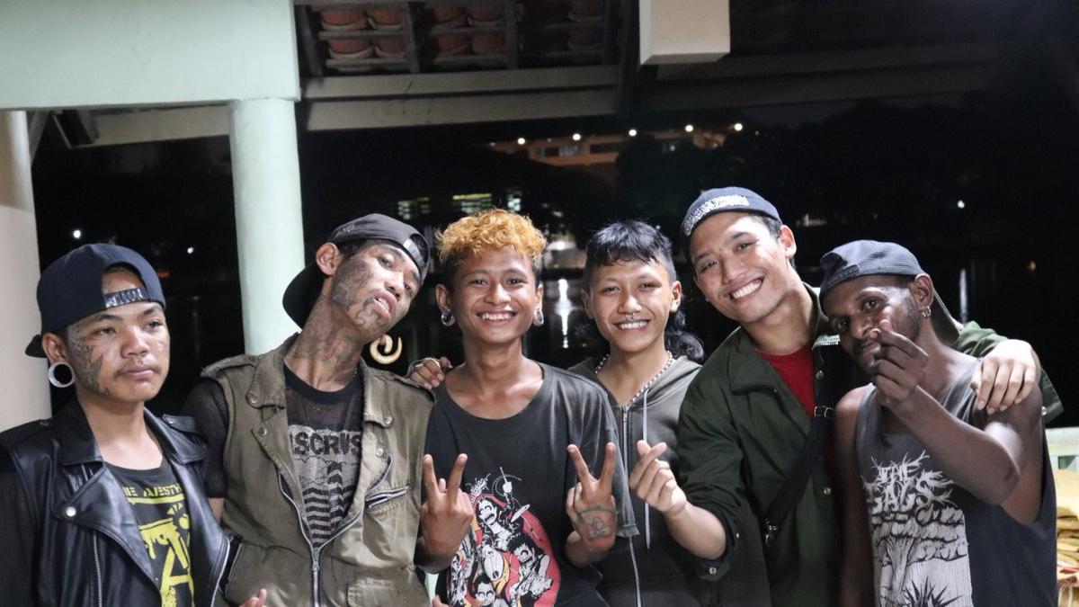 Bertampang Sangar, Anak Punk Ini Lakukan Kegiatan Sosial yang Bikin ...