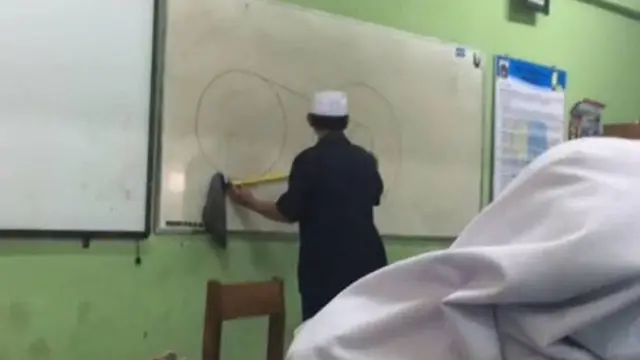 6 Aksi Kocak Guru saat Mengajar di Kelas Ini Bikin Kangen Sekolah ...