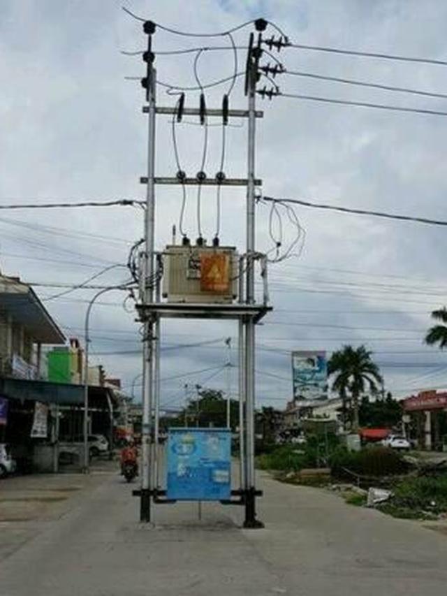 7 Potret Tiang Listrik Ini Ganggu Pemandangan, Ada yang di Tengah Jalan ...