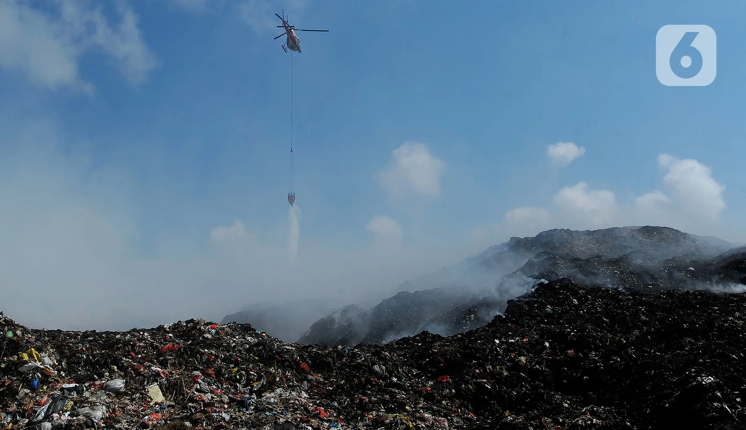 Raider TNI AD dan Helikopter Water Bombing Dikerahkan Padamkan Kebakaran TPA Suwung Denpasar ...