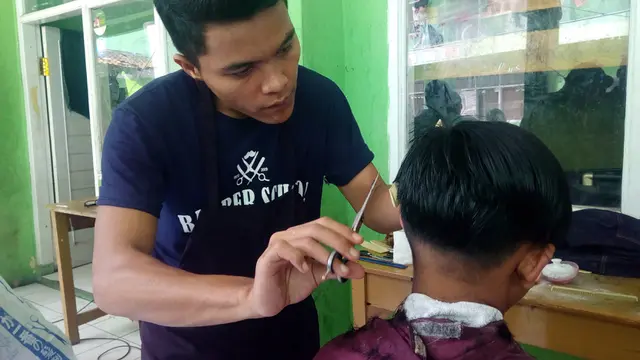 2.500 Tukang Cukur Asgar Pilih Pulang Kampung karena Sepi Pelanggan ...