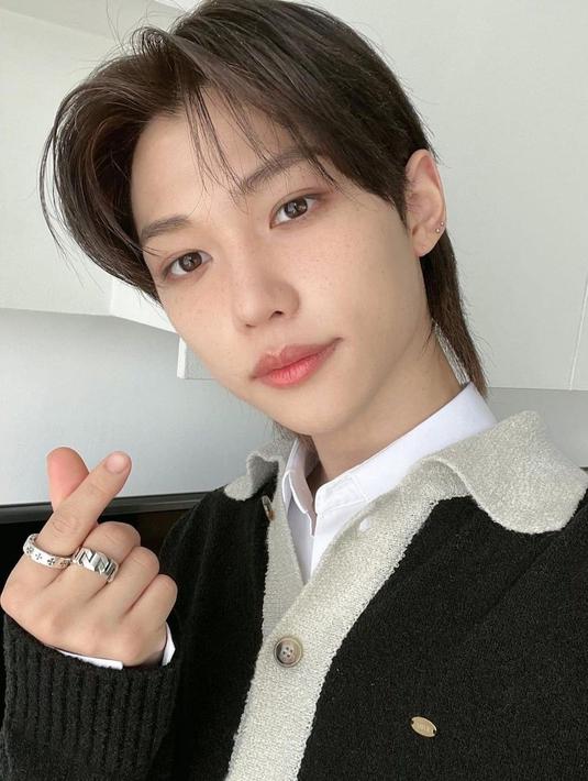 Potret Felix STRAY KIDS dengan Pose Finger Heart, Imut dan Menggemaskan ...