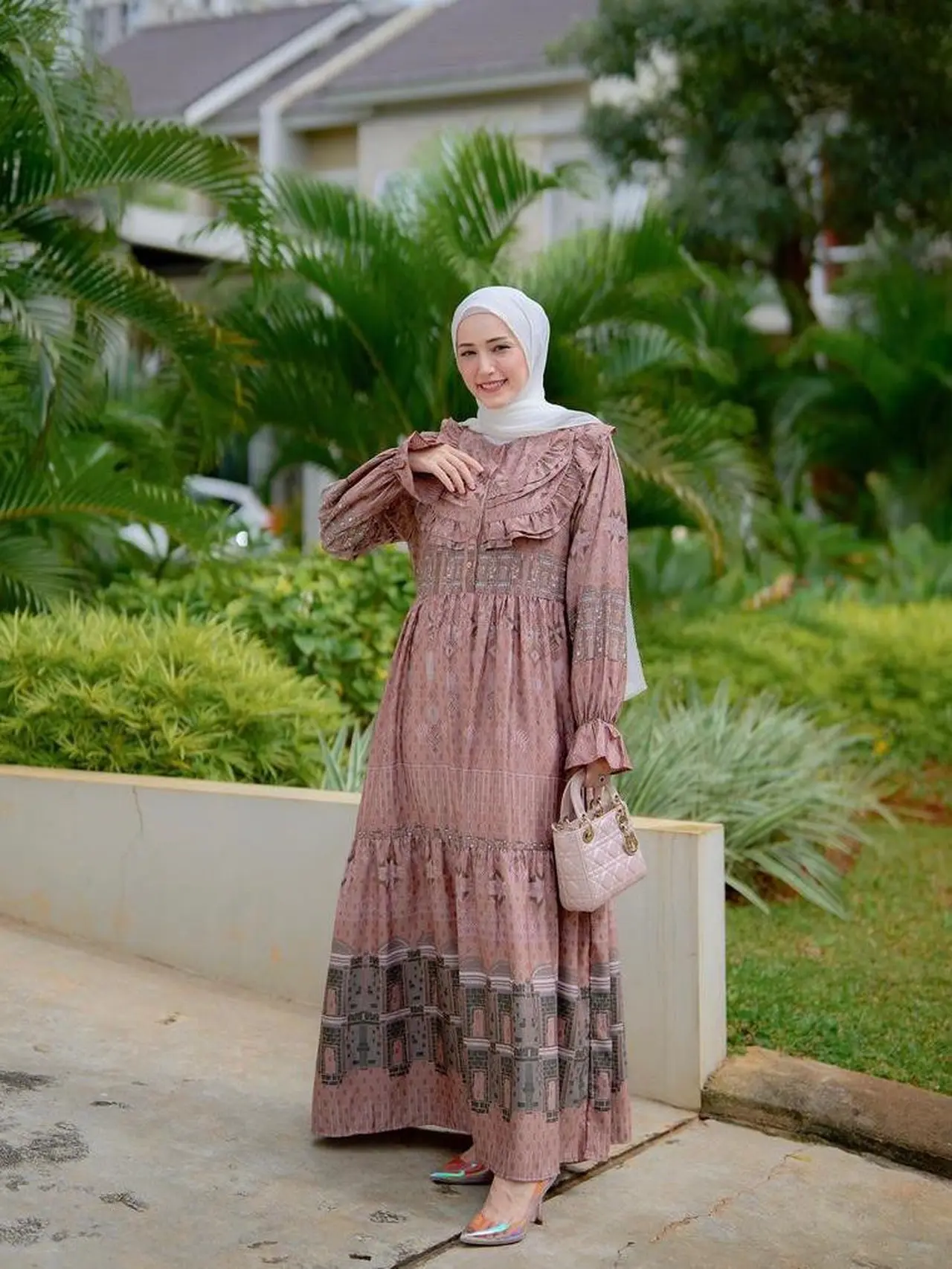 Rekomendasi Baju Lebaran Wanita 2023, Tampil Anggun dan Syar'i - Hot ...