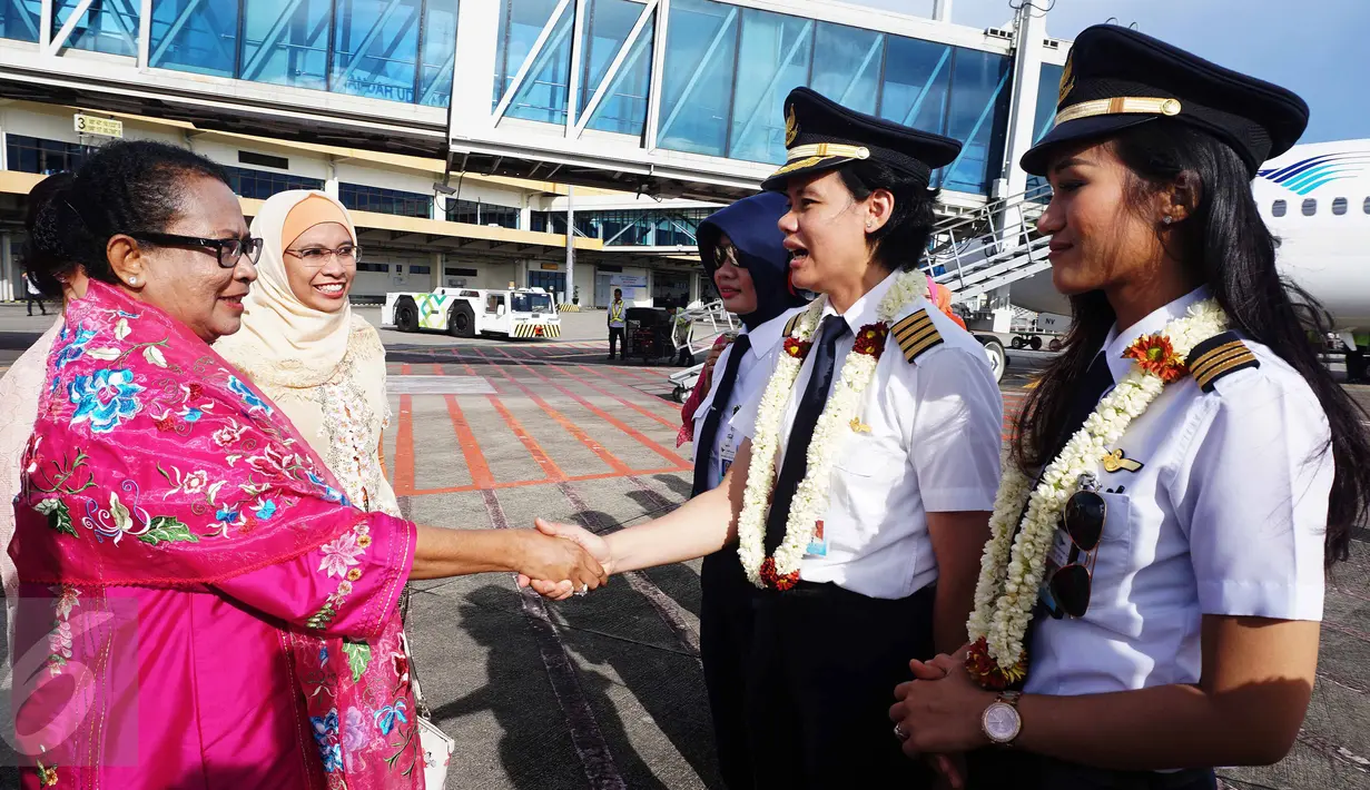 Gaya Kapten Pilot Wanita Pertama Garuda Indonesia di Hari Kartini ...
