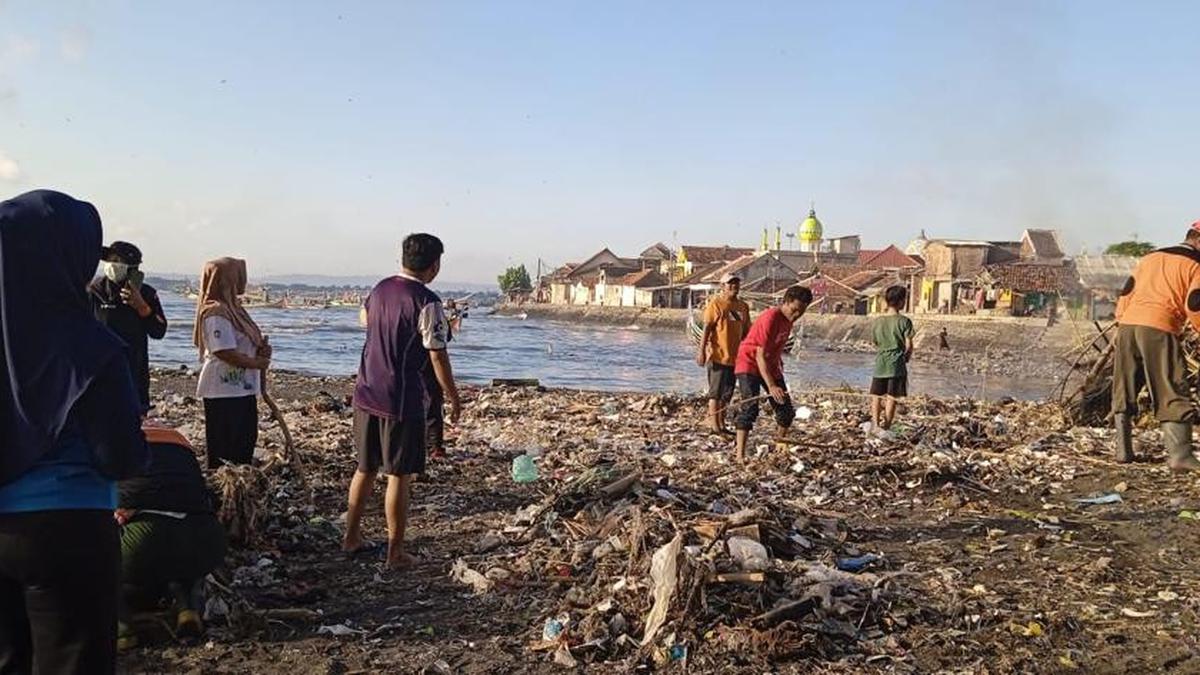 Warga Ramai-Ramai Bersihkan Sampah Kiriman Akibat Gelombang Pasang di ...