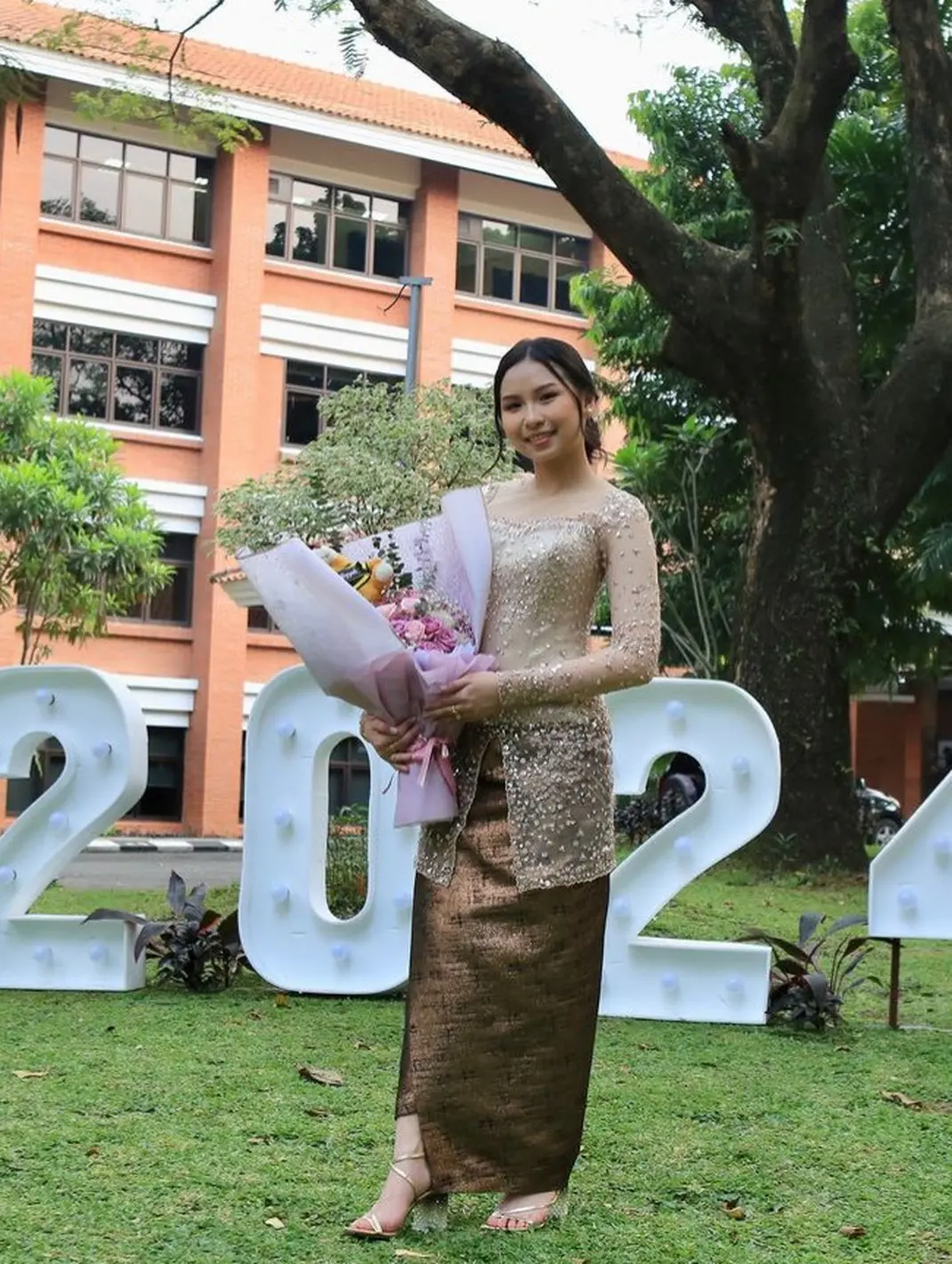 6 Potret Aliyyah Kohl, Adik Sisca Kohl saat Wisuda Mengenakan Kebaya ...