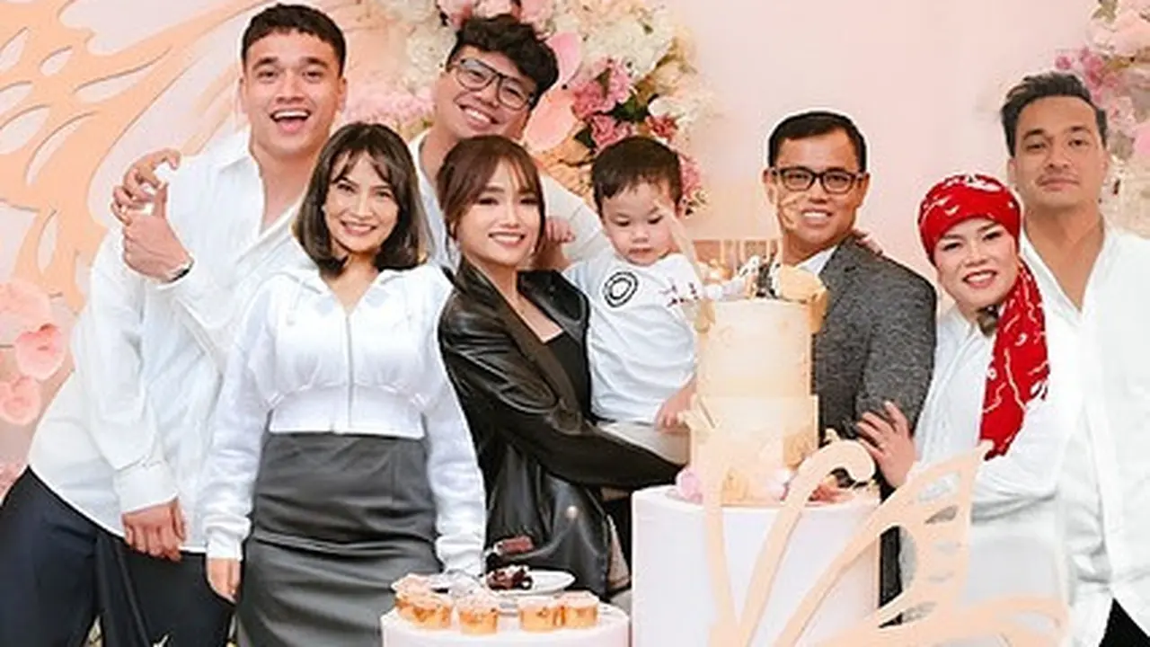 6 Foto Editan Keluarga Fuji Bareng Vanessa Angel dan Bibi Ardiansyah, Hadirnya Terasa - Hot ...