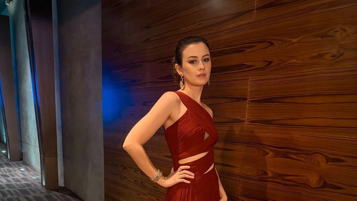 6 Potret Kimberly Ryder Tampil Bersinar dengan Gaun Merah Merona di ...