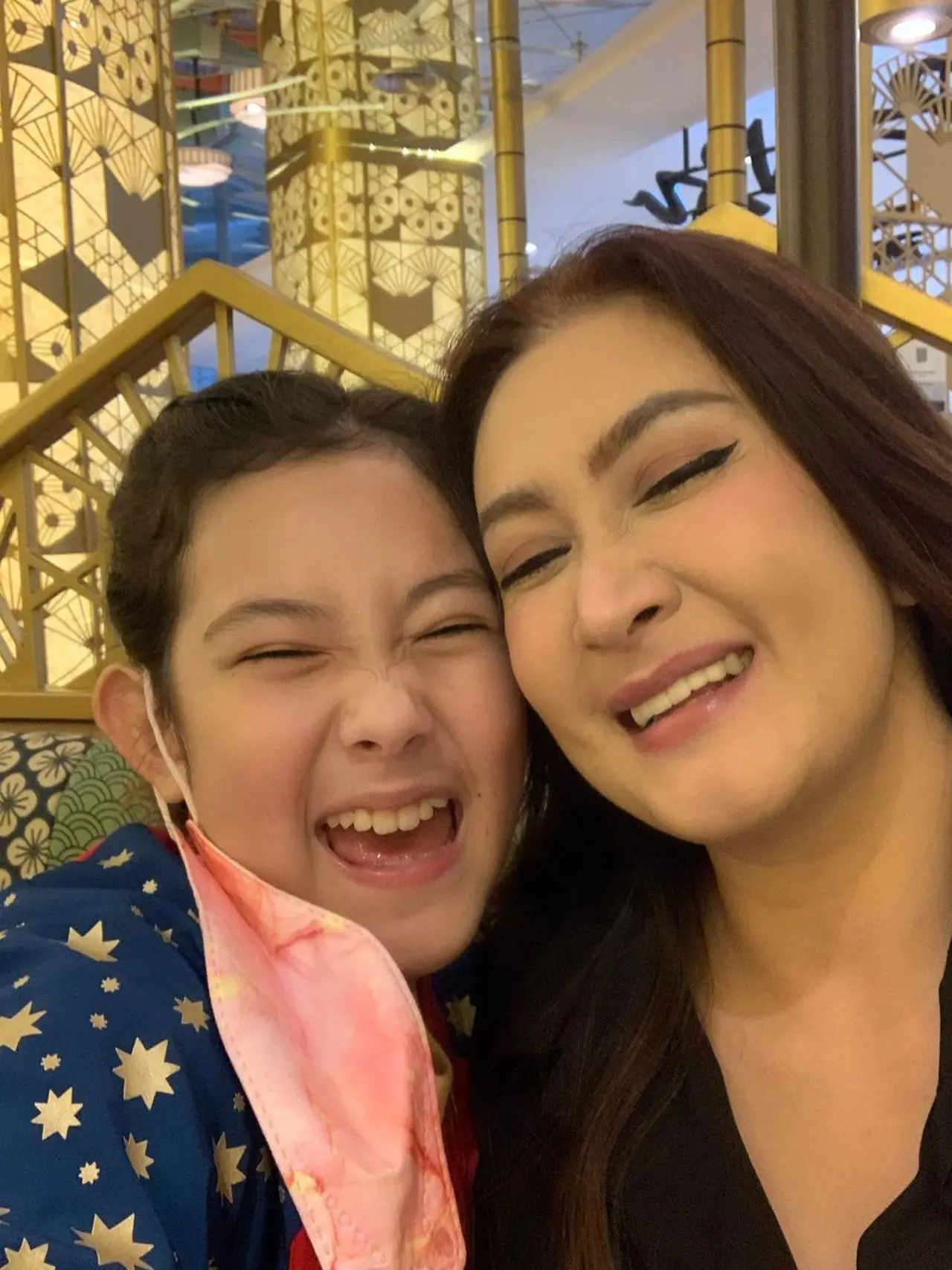 6 Potret Kebersamaan Nafa Urbach dan Putrinya yang Beranjak Remaja, Selalu Kompak - Hot Liputan6.com