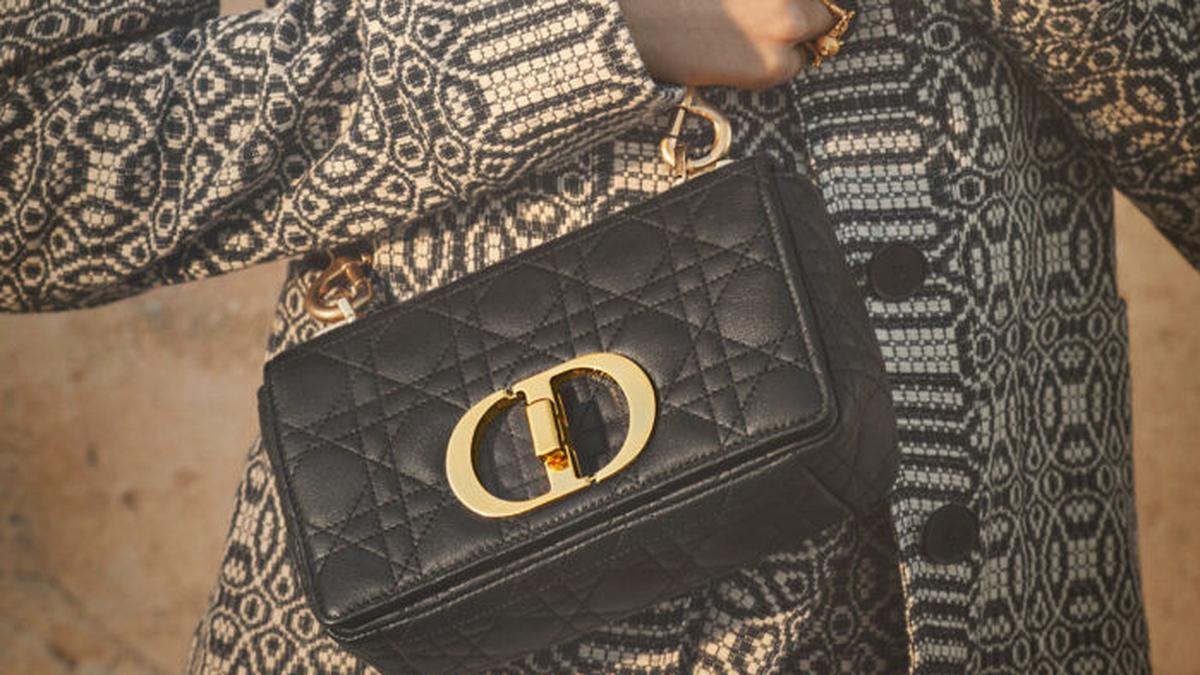 Mengintip Koleksi Dior Caro, Tas Teranyar dengan Proses Pembuatan yang ...