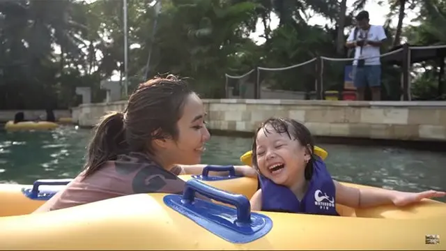 6 Potret Gempi dan Gisella Berenang Bareng, Ungkap 'I Love You' Dalam Air - Hot Liputan6.com