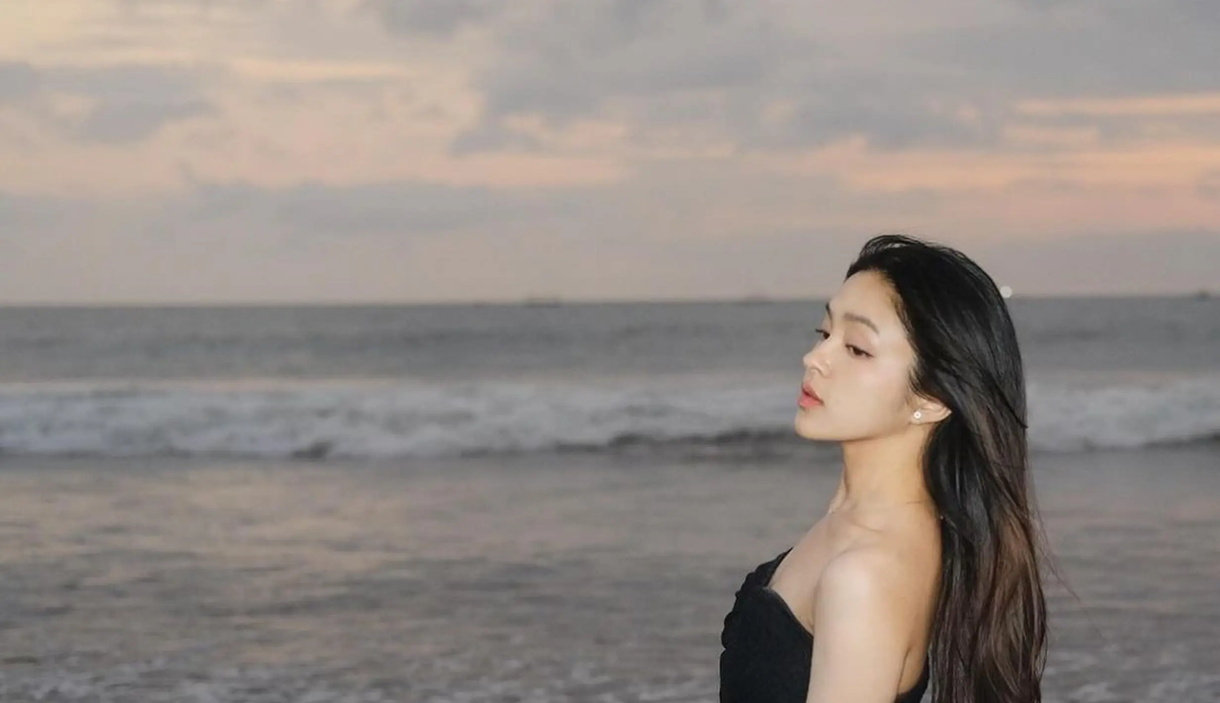 8 Potret Adu Pesona yang Mirip antara Fuji dan Eca Aura saat Main Air ...