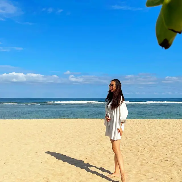 Seru Main di Pantai, Ini 6 Potret Aura Kasih Liburan Bareng Arabella - Hot Liputan6.com