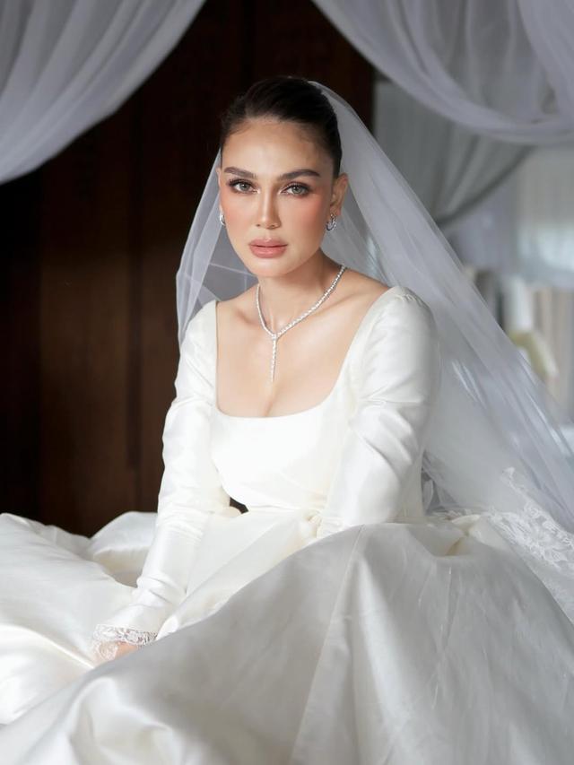 9 Inspirasi Model Kalung Luna Maya, Simpel dan Elegan ketika Hadiri Acara