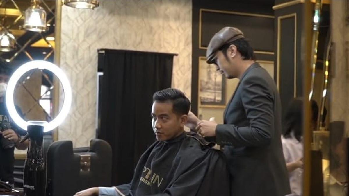 Gibran Pangkas Rambut Jelang Saksikan Debat Capres - Pemilu Liputan6.com