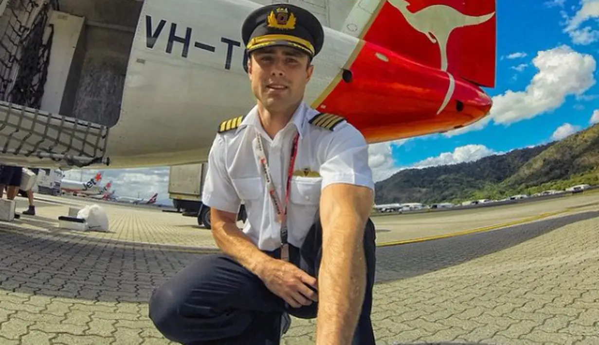 Pilot Ganteng Ini Hidupnya Bikin Iri Banyak Orang - Photo Fimela.com